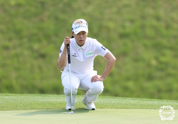 정윤지·최가빈, KLPGA 투어 Sh수협은행 MBN 여자오픈 첫날 공동 1위 : 네이트 뉴스