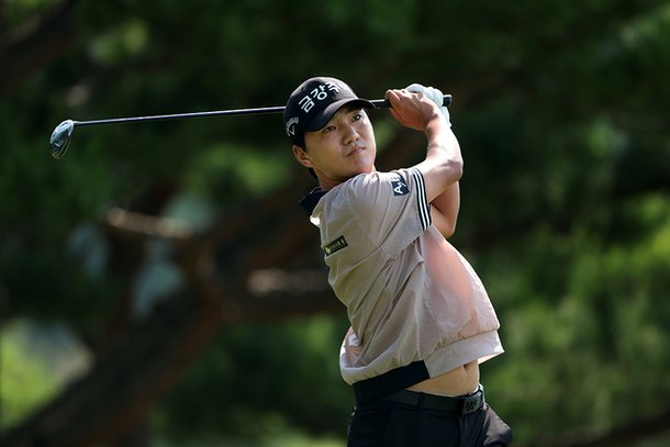 옥태훈, 제68회 KPGA선수권대회 첫날 8언더파 1위…데뷔 첫 승 기분 좋은 출발 : 네이트 뉴스