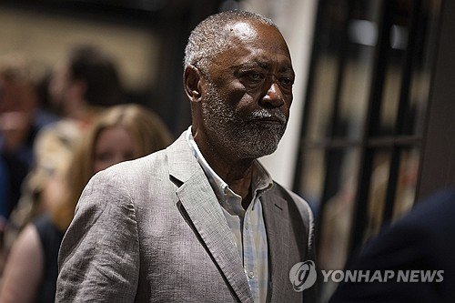 A man walks with a somber look : 네이트 뉴스