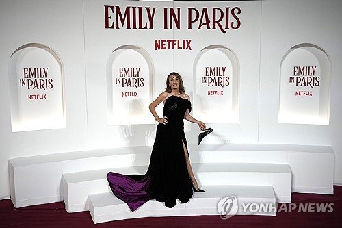 Italy Emily in Paris Premiere : 네이트 뉴스