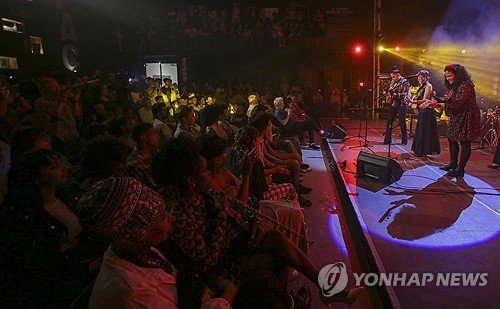 Cuba Women Tres Instrument : 네이트 뉴스