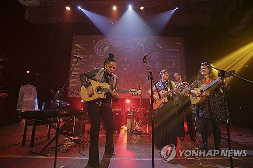 Cuba Women Tres Instrument : 네이트 뉴스
