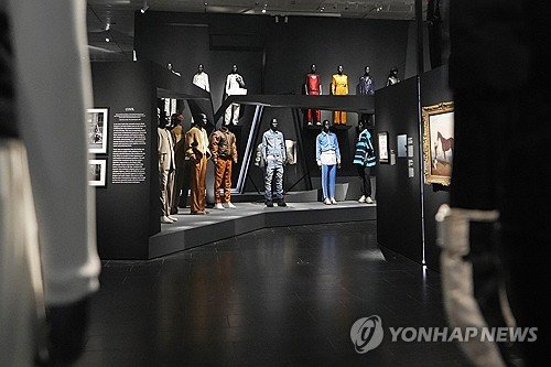 "Superfine: Tailoring Black Style" MET Museum Exhibition : 네이트 뉴스