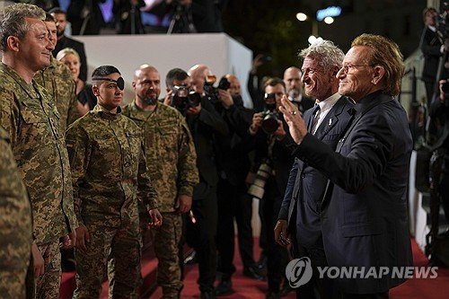 France Cannes 2025 Bono: Stories of Surrender Red Carpet : 네이트 뉴스