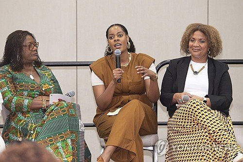 Shaylyn Cochran speaks at the NCBCP/Black Women's Roundtable : 네이트 뉴스