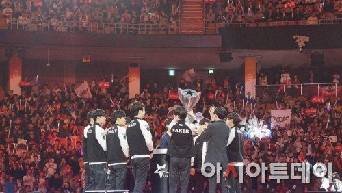 '왕의 귀환' SKT T1, 롤챔스 스프링 우승…V7 달성 : 네이트 뉴스