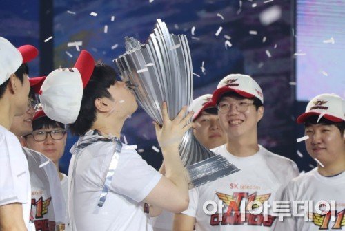 'V8' 들어올린 SKT T1…LCK 서머 우승 : 네이트 뉴스