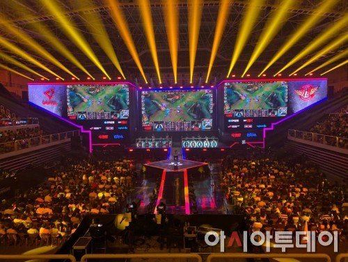 'V8' 들어올린 SKT T1…LCK 서머 우승 : 네이트 뉴스