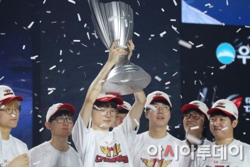 'V8' 들어올린 SKT T1…LCK 서머 우승 : 네이트 뉴스