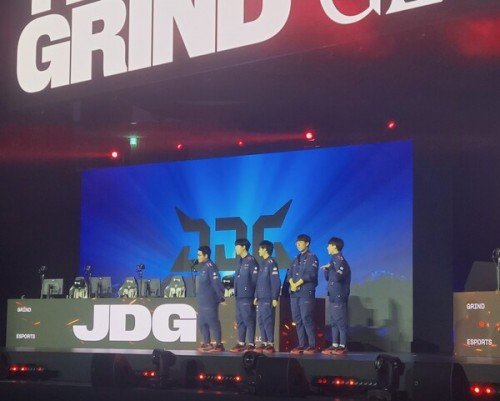 [롤드컵] 우승후보 0순위 다운 경기력, 'JDG' 힘겹게 올라온 KT 꺾고 4강 진출 (종합) : 네이트 뉴스