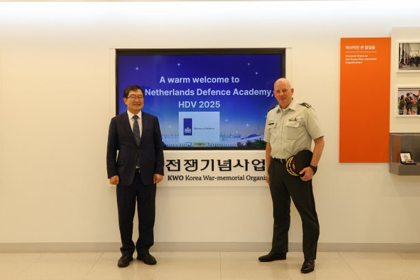 로이 실렌 네덜란드 국방대 사령관 전쟁기념관 방문…백승주 회장 "6·25전쟁 70주년 앞두고 뜻깊어" : 네이트 뉴스