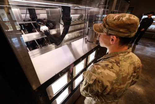 H? vi?n M? th?ng qua d? lu?t ?y quy?n qu?c ph?ng n?m 2026, duy tr? quy m? qu?n đ?i M? t?i H?n Qu ...