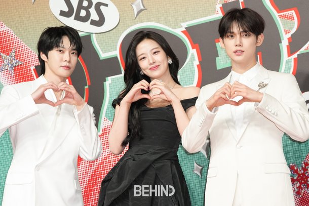 [포토] 도영-안유진-연준, 비주얼 3MC '러블리 하트'··· '2024 SBS 가요대전' : 네이트 연예