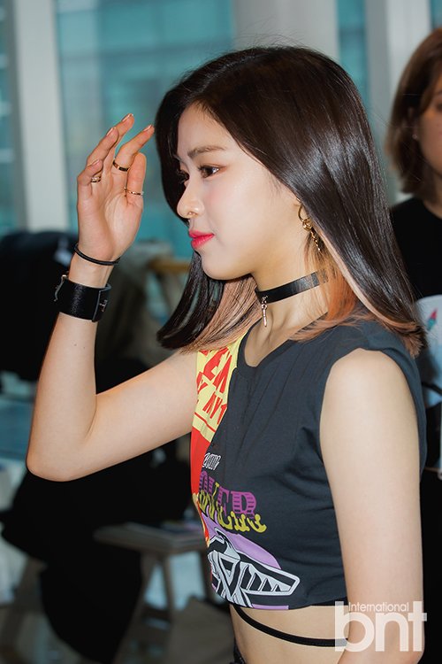 [bnt포토] ITZY 류진 '포토타임 전 미모단장 중' : 네이트 뉴스