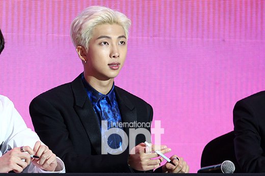 [bnt포토] 방탄소년단 RM '질문 필기할 준비완료' : 네이트 뉴스