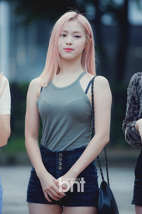 [bnt포토] ITZY 류진 '앗 뜨거' : 네이트 뉴스