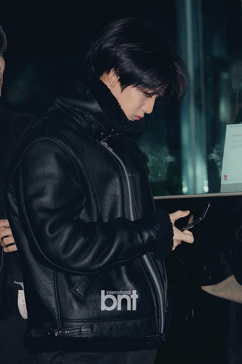 [bnt포토] CIX 배진영 '카톡 중?' : 네이트 뉴스