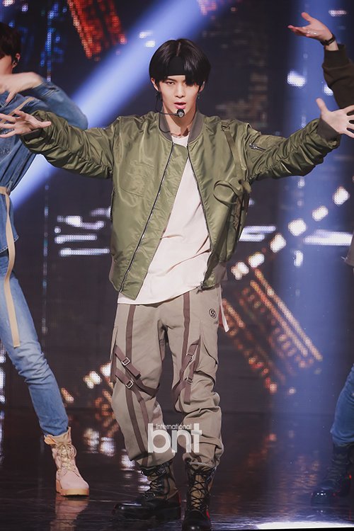 [bnt포토] CIX 배진영 '무대 장악하는 카리스마' : 네이트 뉴스