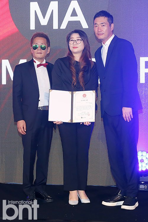 [bnt포토] 'LBMA 키즈모델어워즈 2019' 심사위원 위촉받는 부천아인스월드 조보현 회장 : 네이트 뉴스