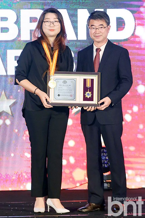 [bnt포토] 'LBMA 베스트브랜드시상식' 호텔관광 경영 부문 대상, 풀문호텔 조보현 회장 : 네이트 뉴스