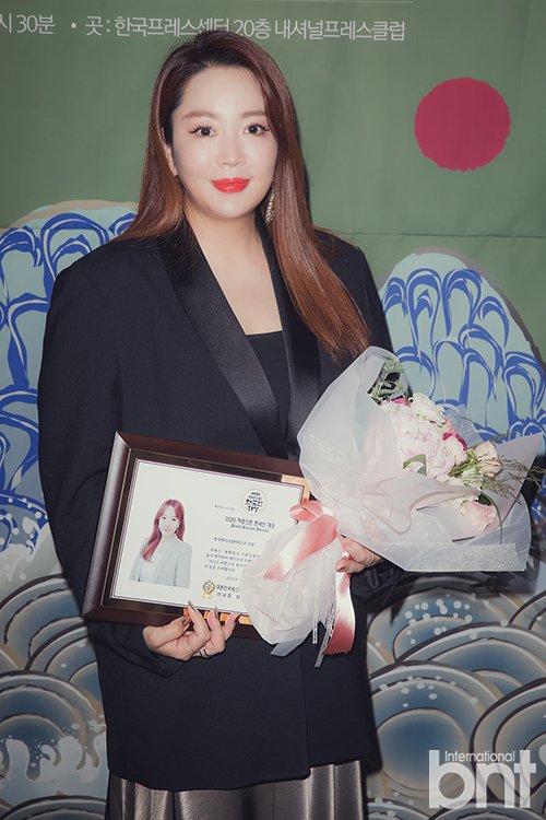 [bnt포토] '2020 자랑스런 한국인대상 시상식'에서 수상 후 기념촬영하는 대표 미카 : 네이트 뉴스