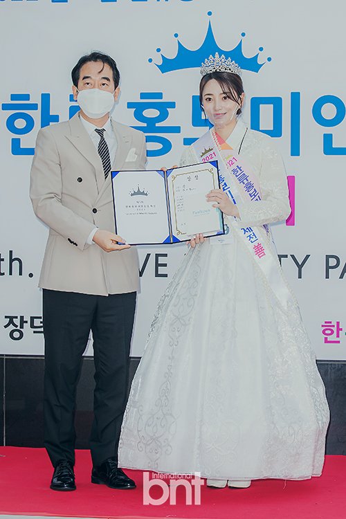 [bnt포토] '2021 한류미인선발제전'에서 기념촬영하는 모델리스타 인터내셔널 김두천 대표-선 유세린 : 네이트 뉴스