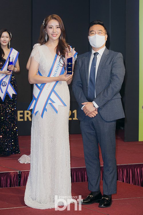 [bnt포토] '2021 미스인터콘티넨탈 코리아'에서 기념촬영하는 울트라브이상 윤예람-박상현 이사 : 네이트 뉴스