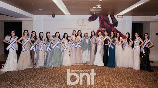 [bnt포토] '2021 미스인터콘티넨탈 코리아' 참가자들과 기념촬영하는 모델 권영채 : 네이트 뉴스