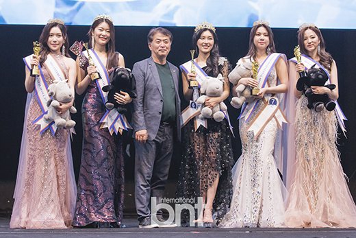 [bnt포토] '2022 미스인터콘티넨탈 코리아 서울에디션'에서 수상자들과 기념촬영하는 조신희 사장 : 네이트 뉴스