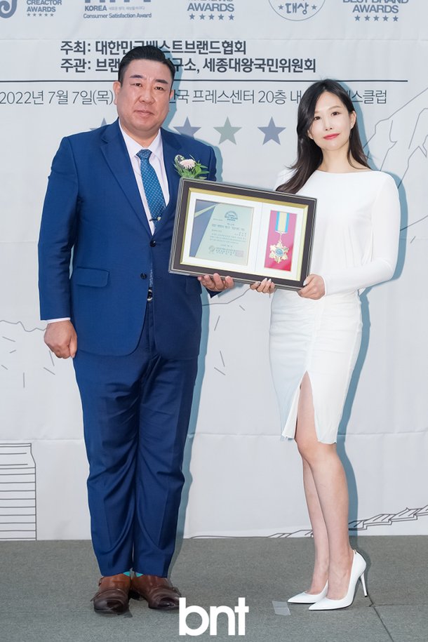 [bnt포토] '대한민국 베스트브랜드 어워즈'에서 기념촬영하는 필라테 최애정 대표 : 네이트 뉴스