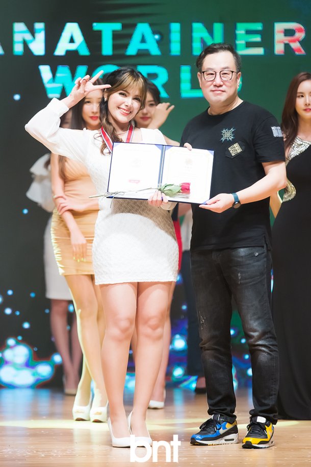 [bnt포토] '기념촬영하는 SNS상 사할레'(아나테이너월드 선발대회) : 네이트 뉴스