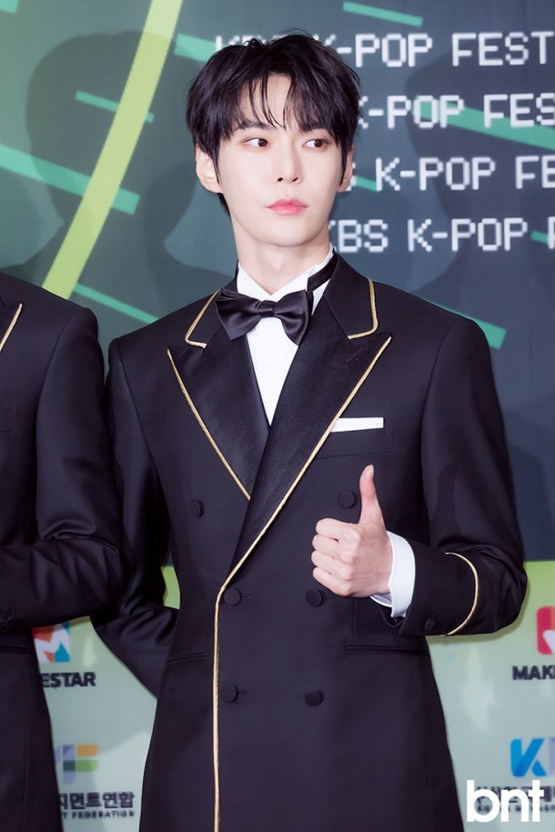 [bnt포토] NCT 127 도영 '멋지게 힐끔' : 네이트 뉴스