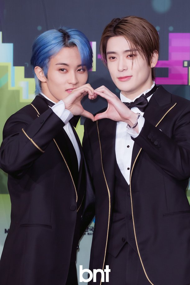 [bnt포토] NCT 127 마크-재현 '간직하고픈 하트콤보'(가요대축제) : 네이트 뉴스