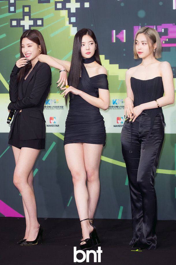 [bnt포토] '쑥스러운 예지vs위풍당당 리아-류진'(가요대축제) : 네이트 뉴스