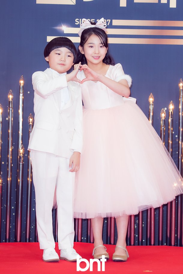 [bnt포토] 김소민-김효경 ''현재는 아름다워'에 사랑둥이들'(KBS연기대상) : 네이트 뉴스