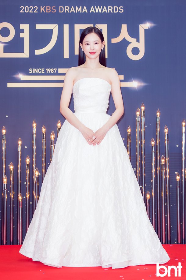 [bnt포토] 강한나 '단아한 라인이 예술'(KBS연기대상) : 네이트 뉴스