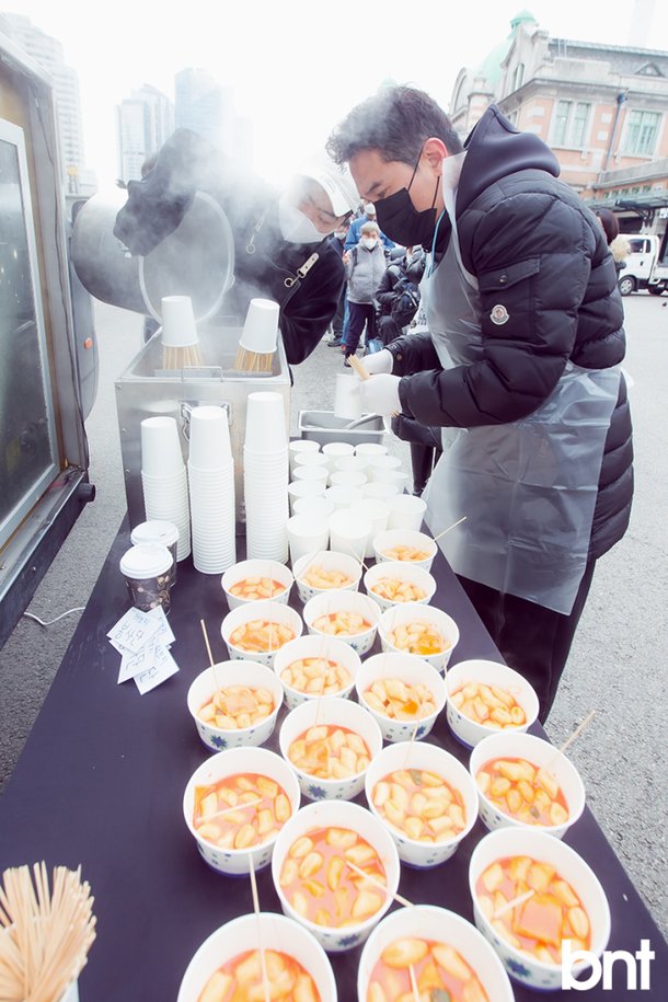 [bnt포토] 에드워드 권 '음식 앞에서 더 진지해지는 눈빛' : 네이트 뉴스