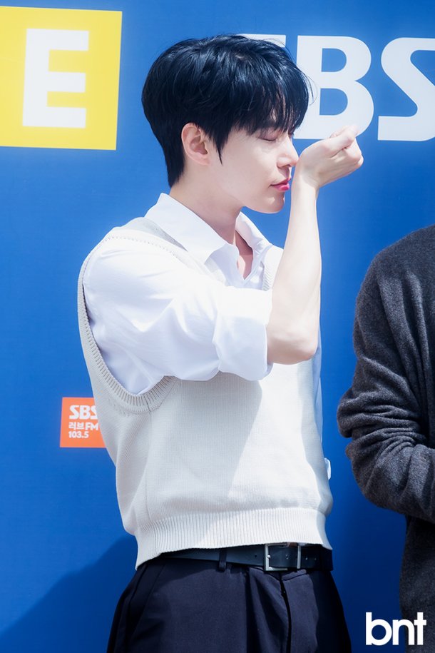 [bnt포토] NCT 도재정 도영 '킁킁' : 네이트 뉴스