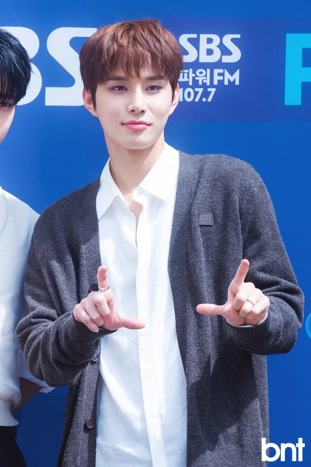 [bnt포토] NCT 도재정 정우 '칙칙' : 네이트 뉴스