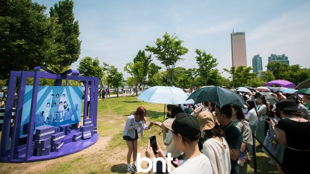 [bnt포토] '방탄 가족사진전 코너에서 기념촬영하는 관람객들'(2023 BTS FESTA) : 네이트 뉴스