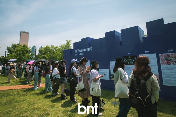 [bnt포토] 'BTS 히스토리만큼 긴 관람객들 줄'(2023 BTS FESTA) : 네이트 뉴스