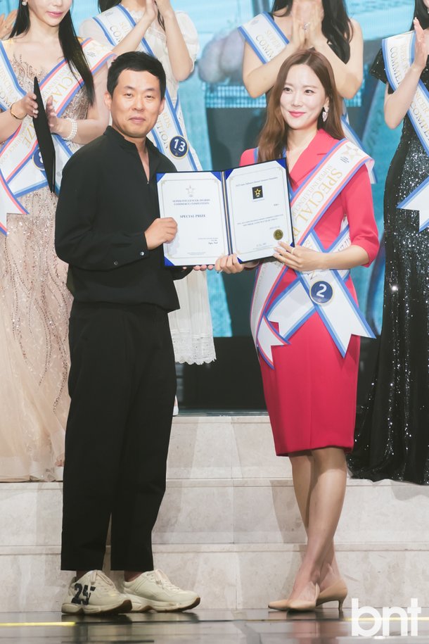 [bnt포토] '기념촬영하는 베스트sns상 김민경'(슈퍼인플루언서어워즈 커머스대전) : 네이트 뉴스