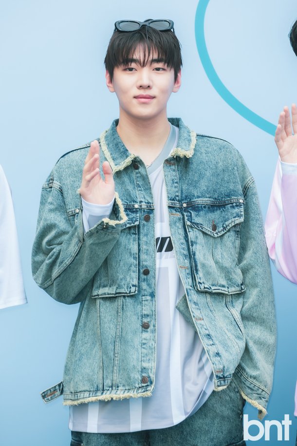 [bnt포토] DKZ 재찬 '안녕'(홀리넘버세븐 패션쇼) : 네이트 뉴스