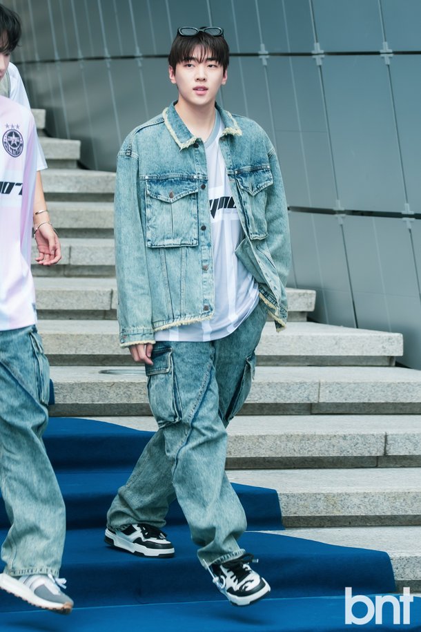 [bnt포토] DKZ 재찬 '성큼성큼'(홀리넘버세븐 패션쇼) : 네이트 뉴스