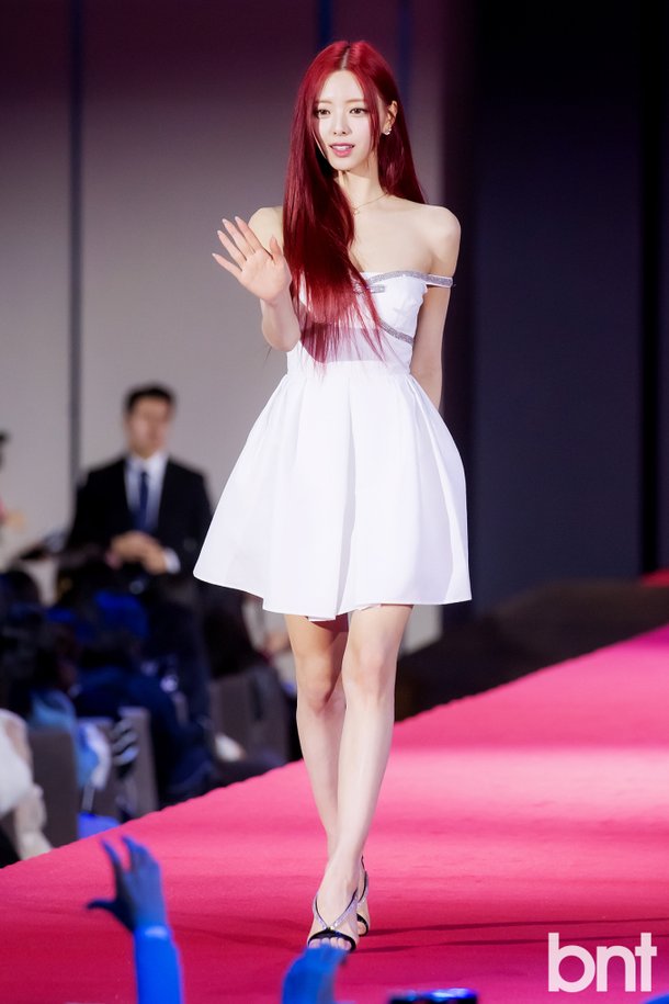 [포토] 있지 유나 '안녕, 믿지(midzy)'(sbs가요대전) : 네이트 뉴스