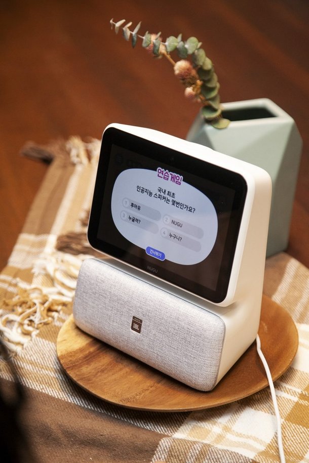 SKT, 화면 달린 AI 스피커 '누구 네모' 출시 : 네이트 뉴스