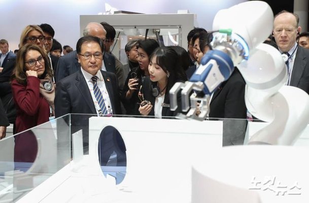 MWC19 SKT 부스 둘러보는 유영민 과학기술정보통신부 장관 : 네이트 뉴스