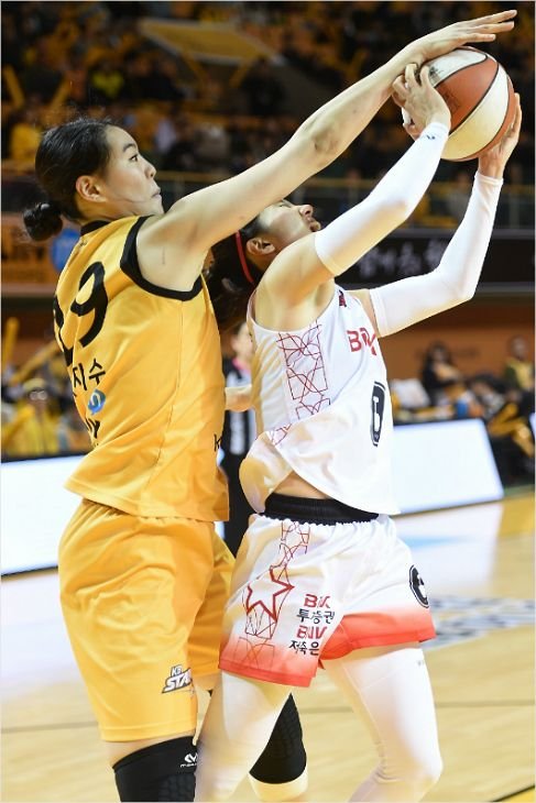 '23점 17R' 박지수 괴력에 소멸된 BNK 돌풍 : 네이트 스포츠