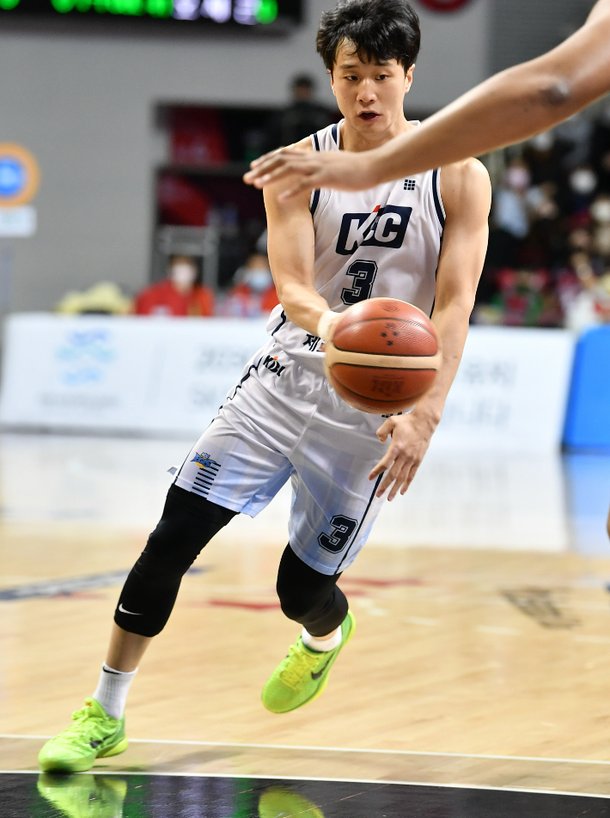 '허웅 22득점' 상승세 KCC, 선두 KGC인삼공사 잡았다 : 네이트 스포츠