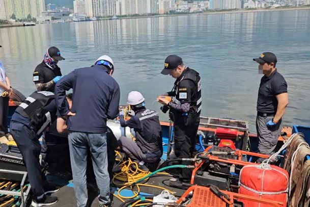 '진해 잠수부 3명 사상' 원청 규명 본격화…HMM·KCC 압수수색 : 네이트 뉴스